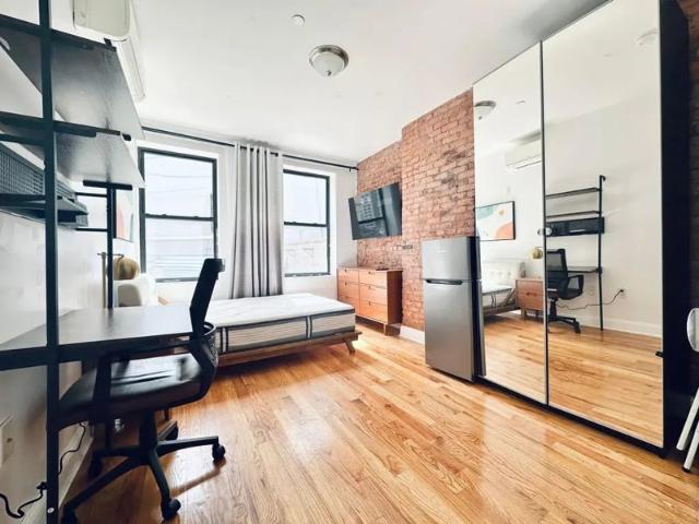 Central Park Room with Gym & Rooftop Access