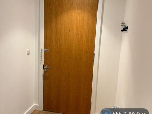 Central Place, Wilmslow, SK9 2 bed flat to rent £1,650 pcm £381 pw