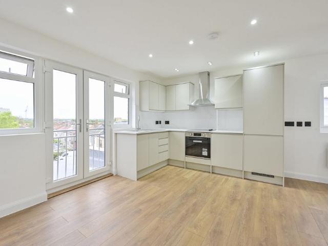 Central Road, Morden, SM4 1 bed flat to rent £1,550 pcm £358 pw