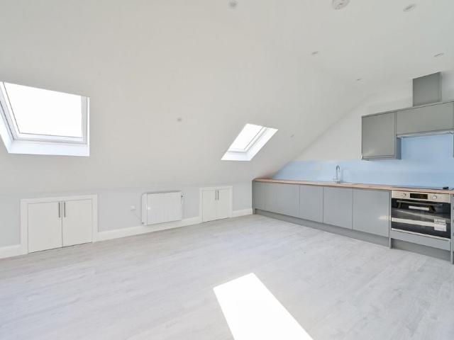 Central Road, Morden, SM4 1 bed flat to rent £1,550 pcm £358 pw