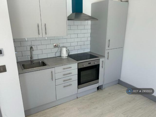 Central Road, Stanford Le Hope, SS17 2 bed flat to rent £1,485 pcm £343 pw
