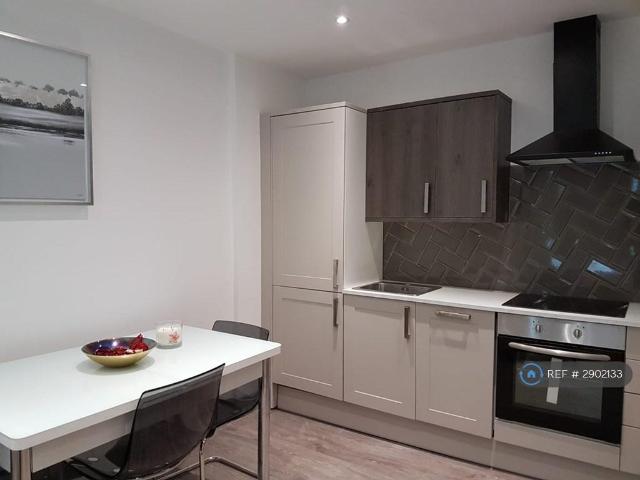 Central Road, Stanford Le Hope, SS17 2 bed flat to rent £1,485 pcm £343 pw