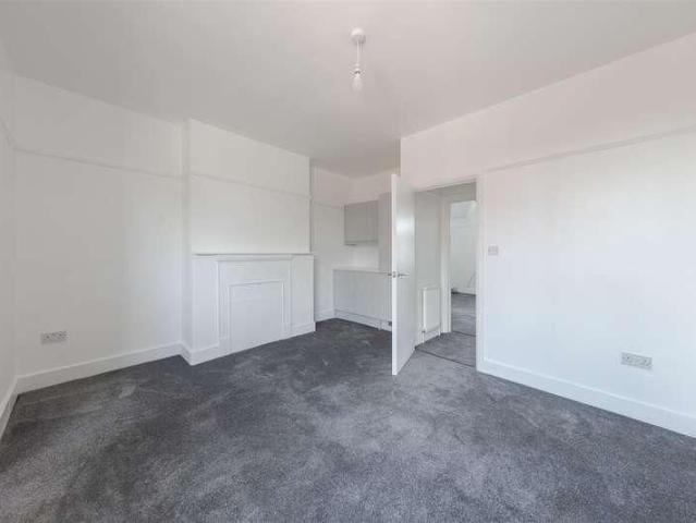 Central Road, Worcester, KT4