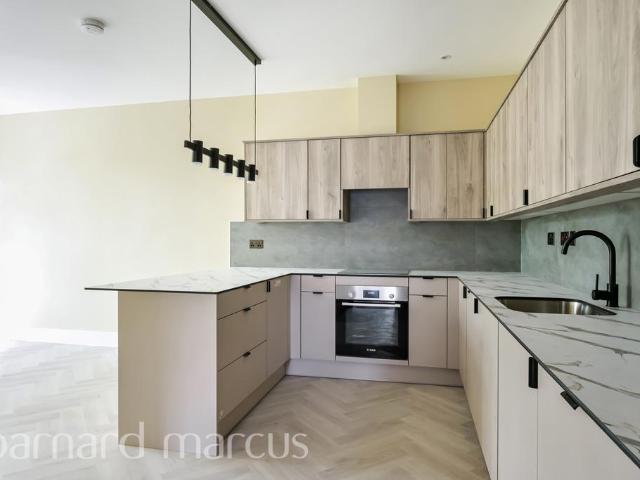 Central Road, WORCESTER PARK 2 bed apartment to rent £1,850 pcm £427 pw