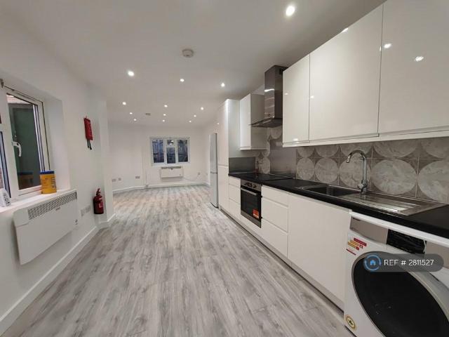 Central Road, Worcester Park, KT4 Studio to rent £1,195 pcm £276 pw