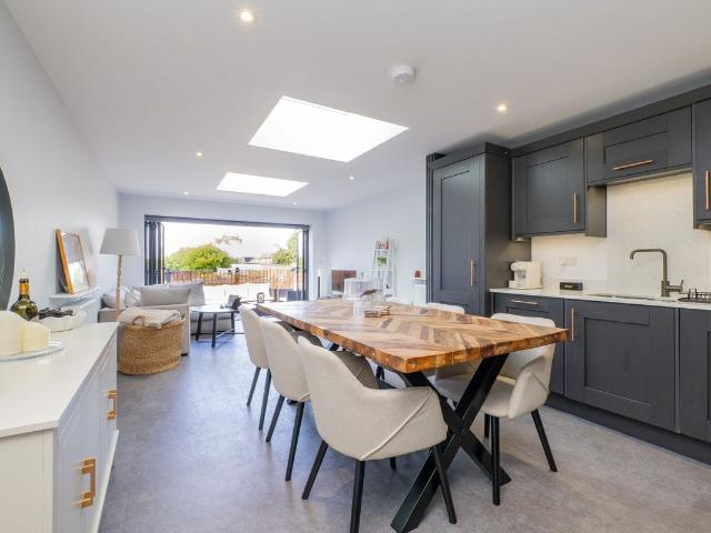 Central Road, Worcester Park KT4, 1 bed flat to rent, £1,700 pcm | PrimeLocation