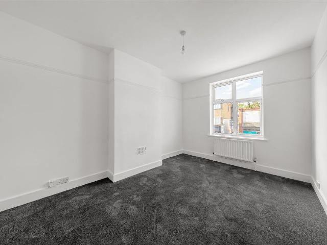 Central Road, Worcester Park KT4, 2 bed flat to rent, £1,600 pcm | PrimeLocation