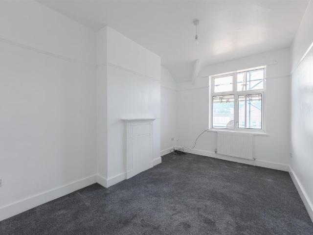 Central Road, Worcester Park KT4, 2 bed flat to rent, £1,700 pcm | PrimeLocation