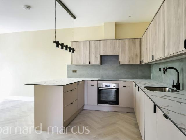 Central Road, Worcester Park KT4, 2 bed flat to rent, £1,850 pcm | PrimeLocation