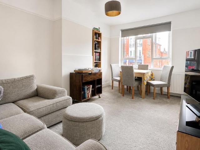 Central Road, Worcester Park KT4, 2 bed flat to rent, £1,850 pcm | PrimeLocation