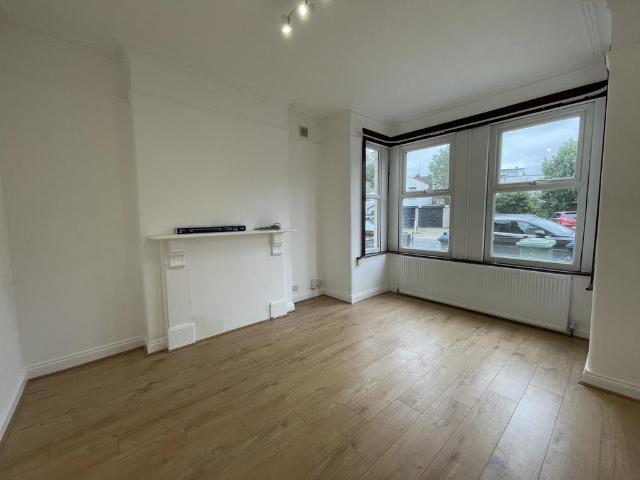 Central Road, Wembley, HA0 2 bed maisonette to rent £1,950 pcm £450 pw