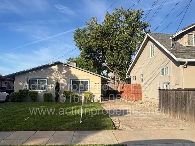 Central Roseville Duplex 1 Bed, 1 Bath Duplex Large Fenced Yard, Gardener Included No Laundry Hookups