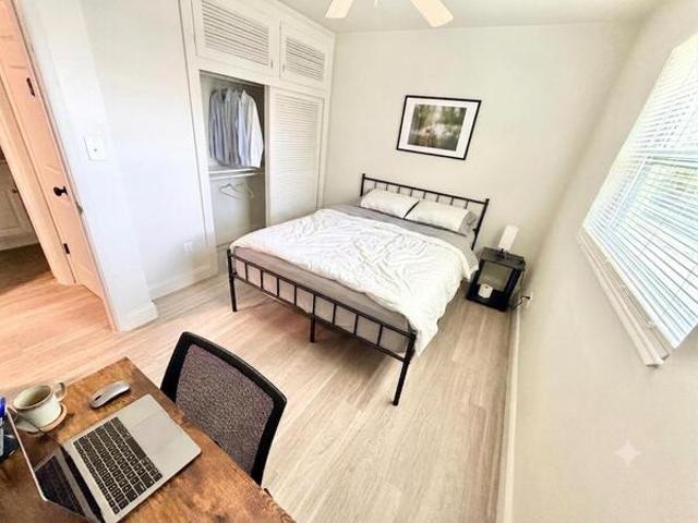 Central St. Pete Living minutes from downtown and beaches! Work Desk and Closets in Rooms!