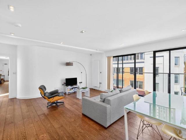 Central Street, London, EC1V 2 bed penthouse to rent £4,200 pcm £969 pw