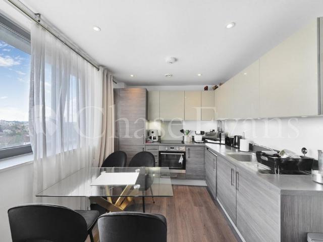 Central Square, Wembley, London, HA9 3 bed flat to rent £2,800 pcm £646 pw