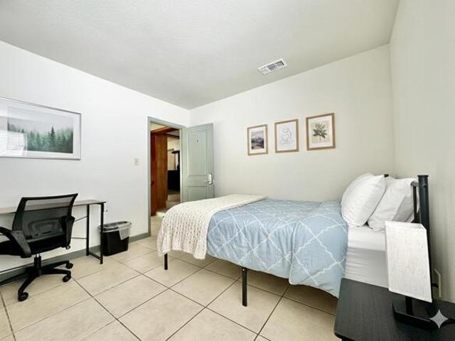 Central Tampa Living, easy access to I 275, Zoo, and Amateur Works, work space included