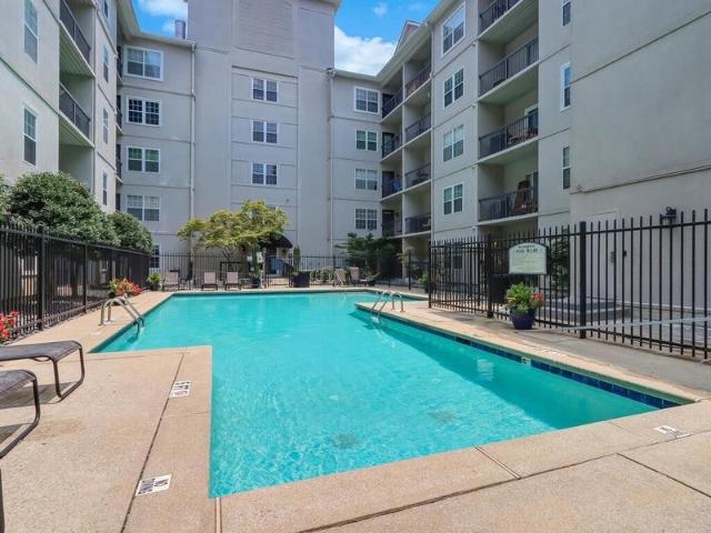 Central 1 Bed Condo in Atlanta | 1 Bath | 1074 Pea