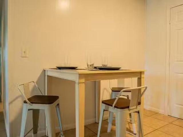 Centralized & Cozy Tampa House with Modern Comfy Furniture id.