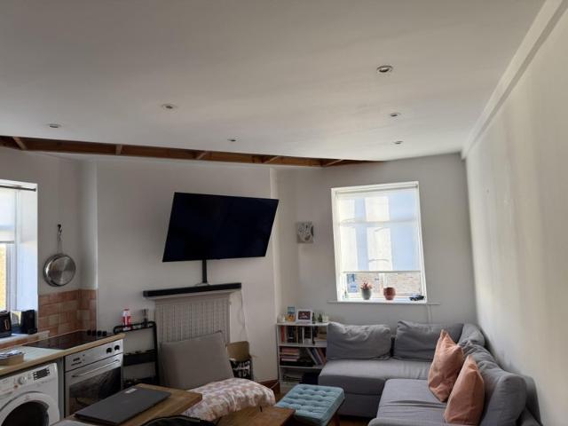 Centrally located 1 bed maisonette for summer