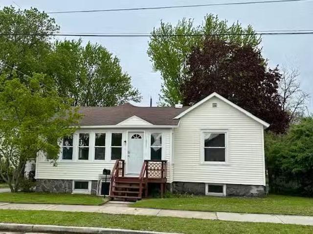 Centrally Located 2 Bedroom 1 Bath Home 1817 Lewis St