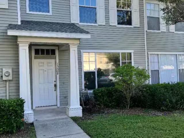 Centrally located Townhouse 2bed 1.5bath with vaulted ceilings.