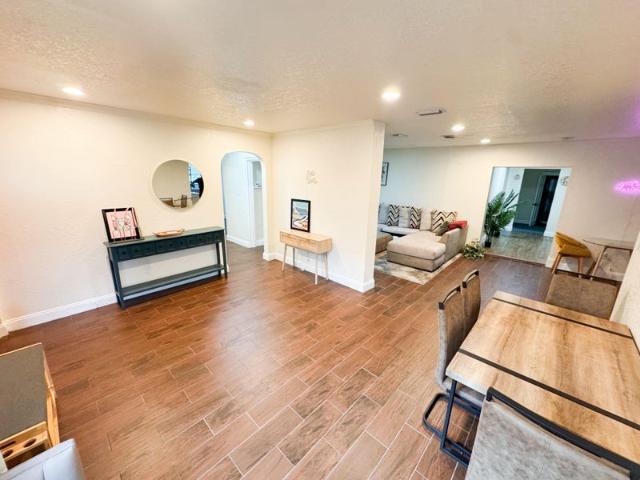 Centrally located near shops15 minutes to downtown