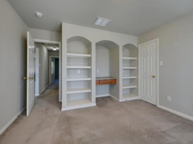 Centrally located near 6 flags