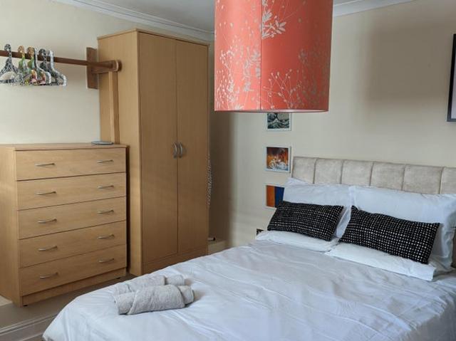 Centrally located Spacious 1 bed Stokey