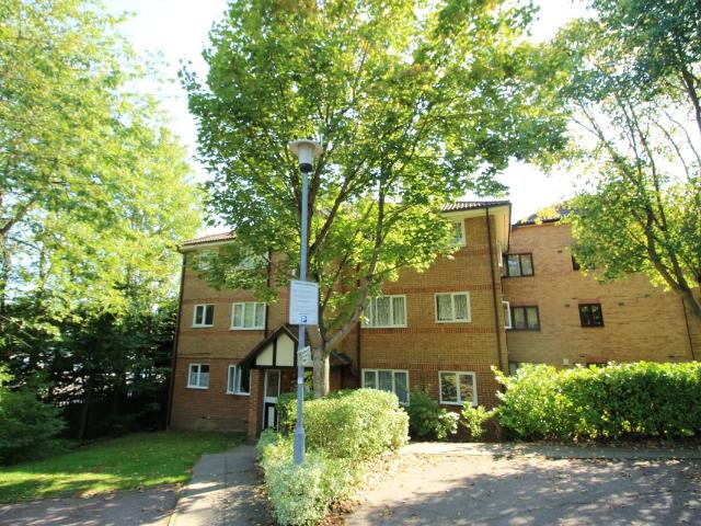 Centre Drive, Epping CM16, 1 bed flat to rent, £1,250 pcm | PrimeLocation