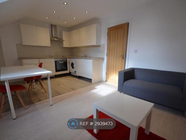 Century House, Leicester LE2, 2 bed flat to rent, £1,200 pcm | PrimeLocation