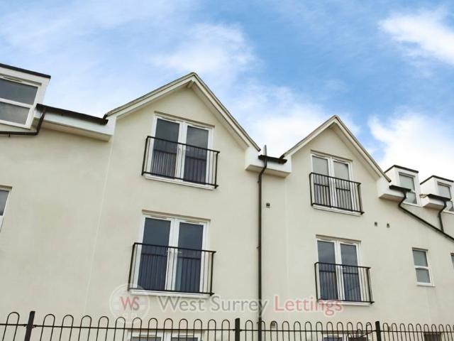 Century House, West Byfleet, KT14 6LB 1 bed flat to rent £1,175 pcm £271 pw