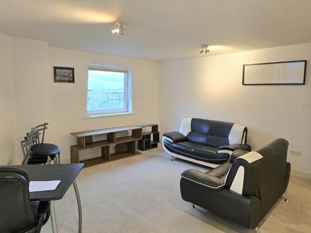 Centurion Court, The Canalside. 2 bed flat to rent £1,850 pcm £427 pw