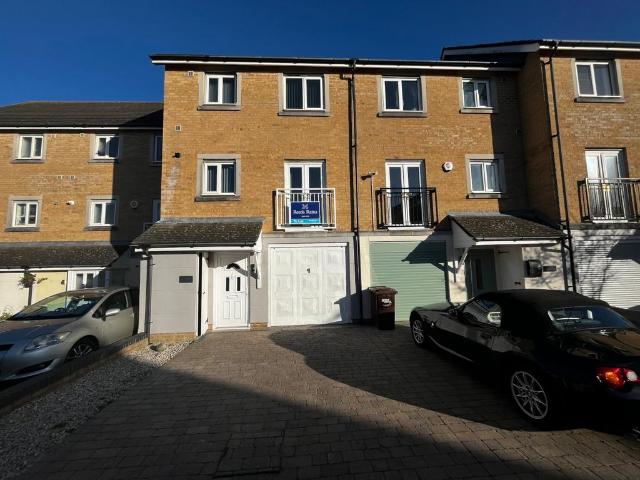 Centurion Gate, Hampshire PO4 4 bed terraced house to rent £1,895 pcm £437 pw