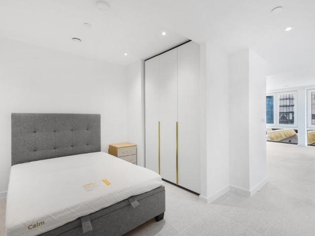 Cendal Crescent London E1 Studio to rent £2,167 pcm £500 pw