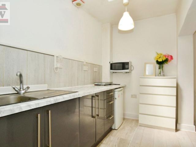 Cecil Road, Hounslow TW3, 1 bed flat to rent, £1,175 pcm | PrimeLocation