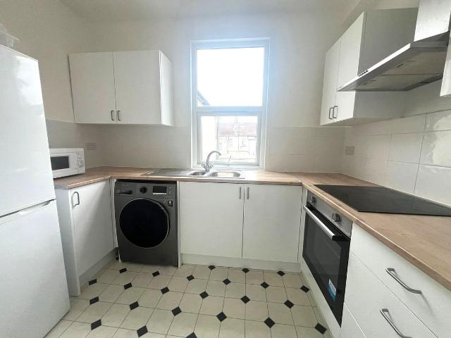 Cecil Road, Hounslow TW3, 1 bed flat to rent, £1,300 pcm | PrimeLocation