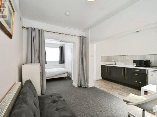 Cecil Road, Hounslow TW3, 1 bed flat to rent, £1,375 pcm | PrimeLocation