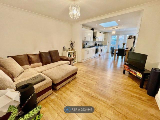 Cecil Road, London W3, 3 bed flat to rent, £2,600 pcm | PrimeLocation