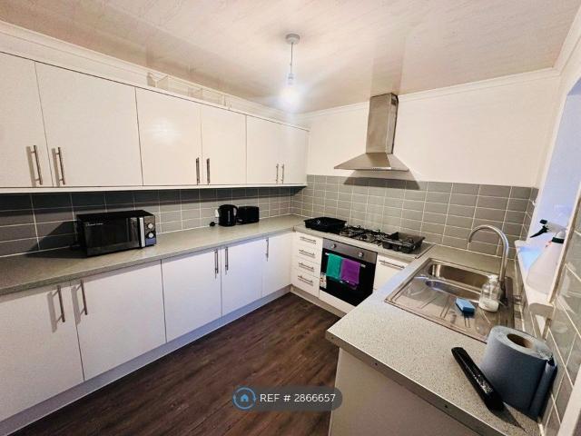 Cecil St, Glasgow G12, 4 bed flat to rent, £3,500 pcm | PrimeLocation