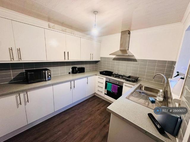 Cecil St, Glasgow, G12 4 bed flat to rent £3,500 pcm £808 pw