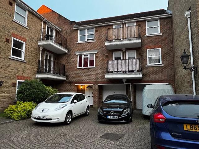 Cedar Terrace, Richmond TW9, 2 bed property to rent, £2,400 pcm | PrimeLocation