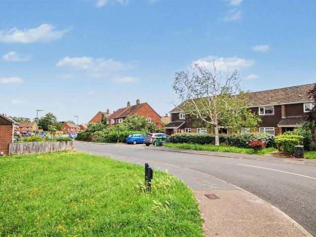 Cedar Way, Guildford GU1, 2 bed maisonette to rent, £1,650 pcm | PrimeLocation