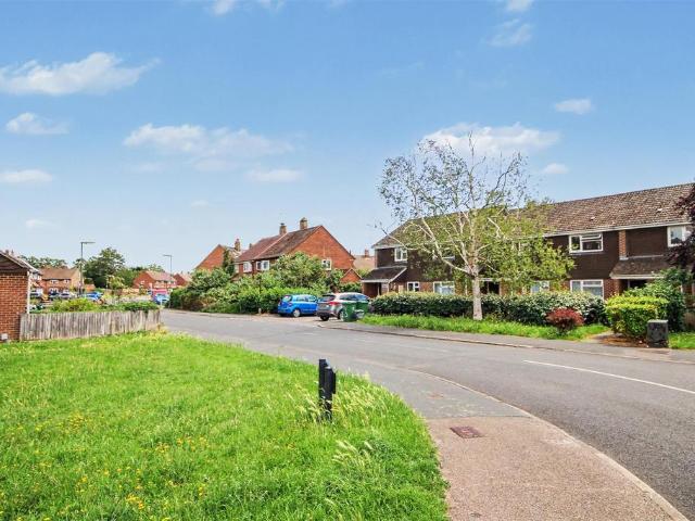 Cedar Way, Guildford 2 bed maisonette to rent £1,650 pcm £381 pw