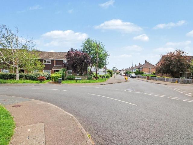 Cedar Way, Guildford 2 bed maisonette to rent £1,650 pcm £381 pw