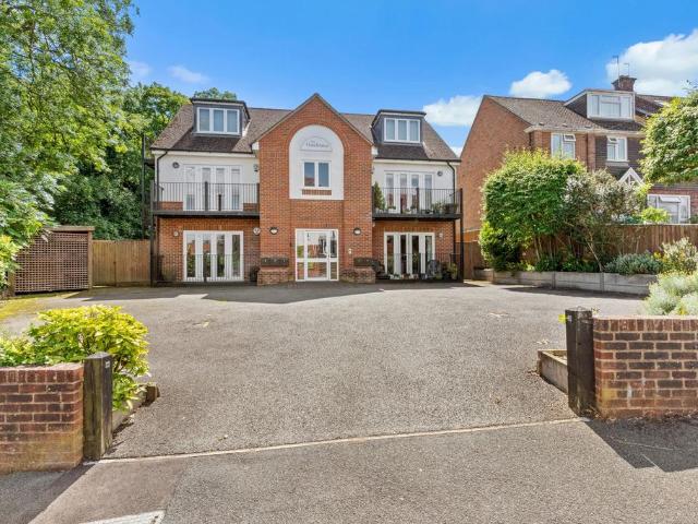 Cedar Avenue, High Wycombe HP15 2 bed flat to rent £1,450 pcm £335 pw