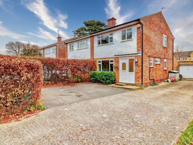 Cedar Avenue, High Wycombe HP15 4 bed semi detached house to rent £2,050 pcm £473 pw