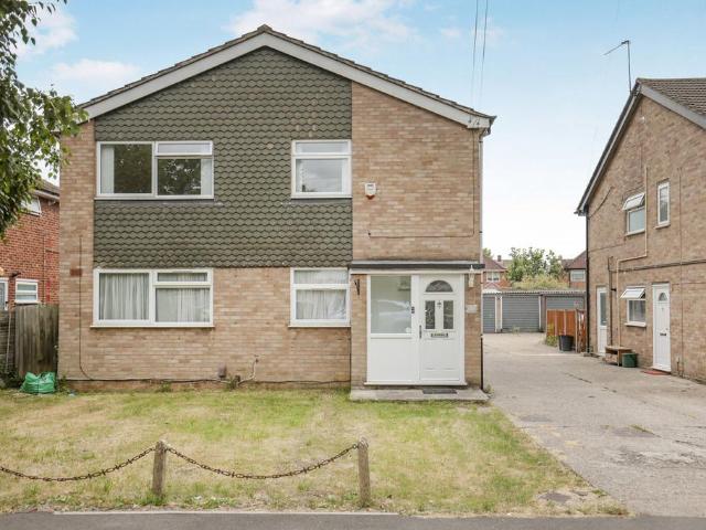 Cedar Avenue, Ruislip, HA4 2 bed flat to rent £1,750 pcm £404 pw