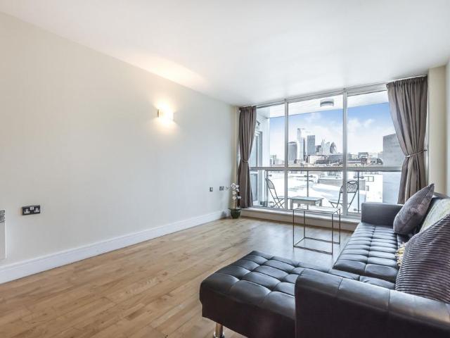 Cedar Court, Royal Oak Yard, SE1 2 bed apartment to rent £2,800 pcm £646 pw