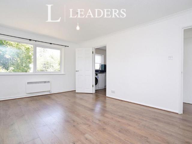 Cedar Court, St. Albans. 2 bed flat to rent £1,550 pcm £358 pw