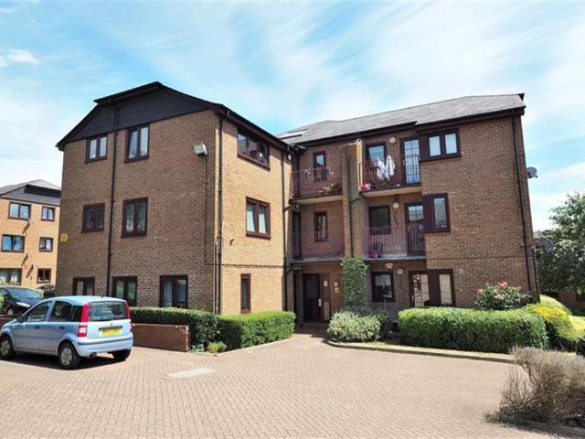 Cedar Close, Buckhurst Hill, IG9 2 bed apartment to rent £1,675 pcm £387 pw
